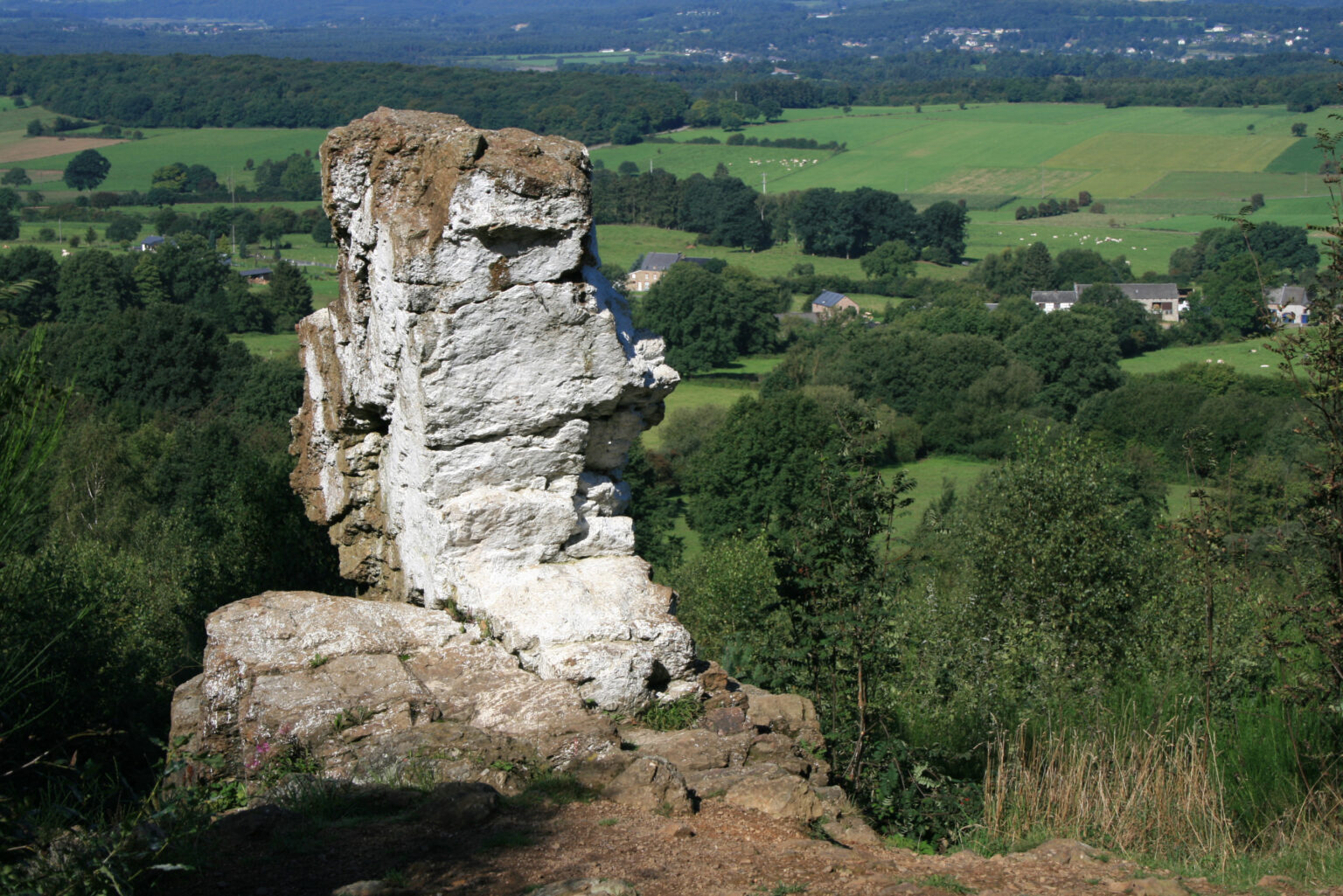 Wéris, des dolmens millénaires à 40 minutes de Liège • Boulettes Magazine